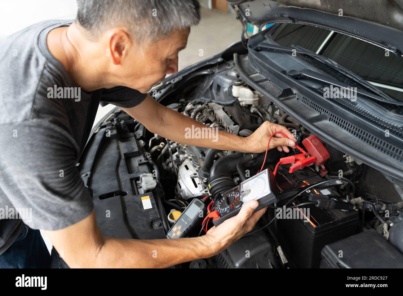 Mechanic checking car battery repairman hi-res stock photography and ...