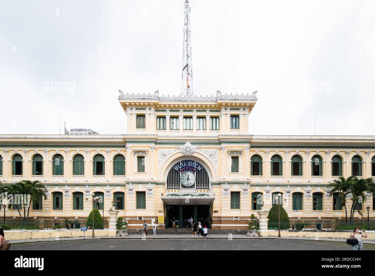 Ho chi minh city post office exterior hi-res stock photography and ...