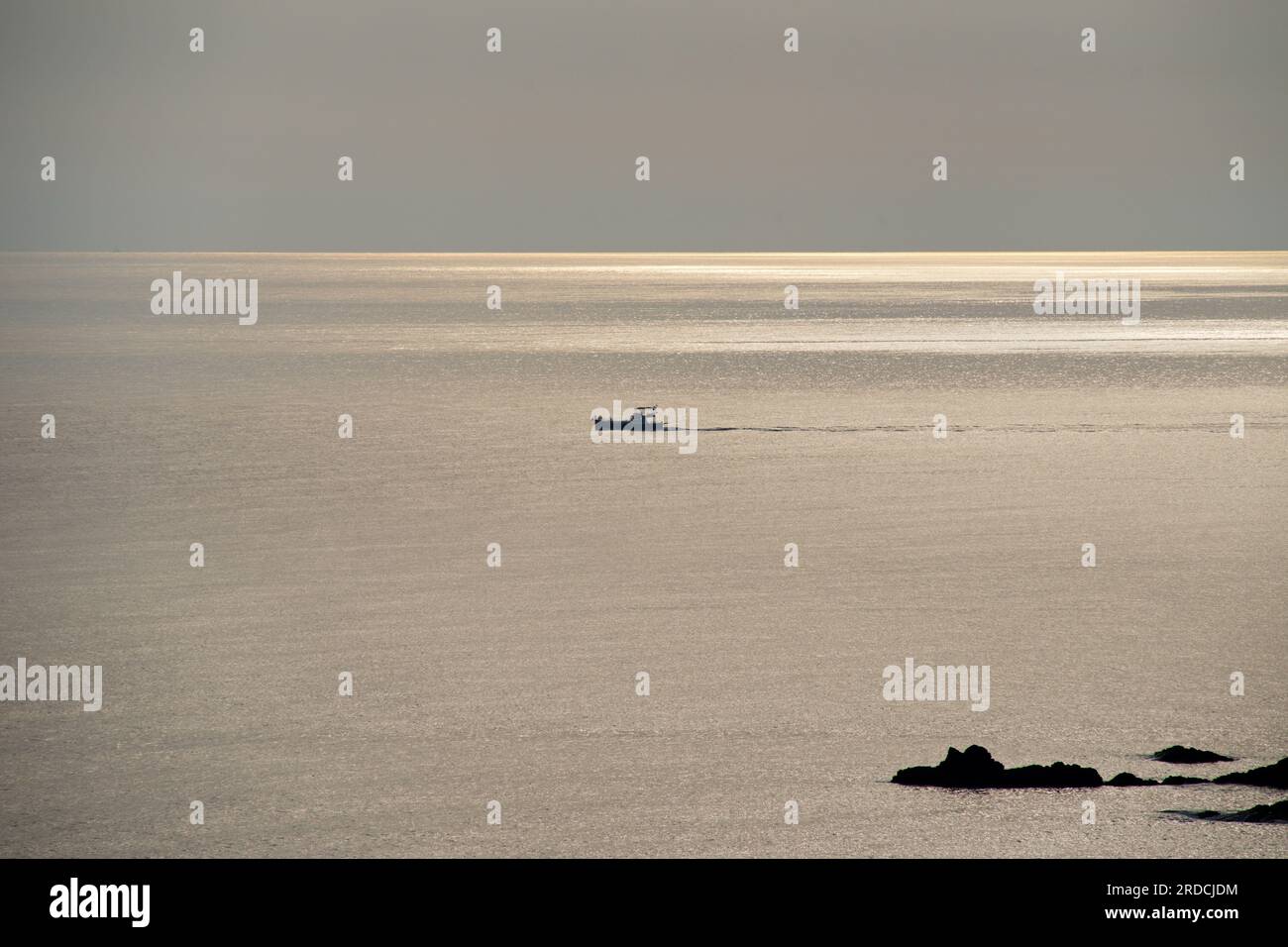 boats sailing through the Mediterranean sea, botes navegando por el mar ...