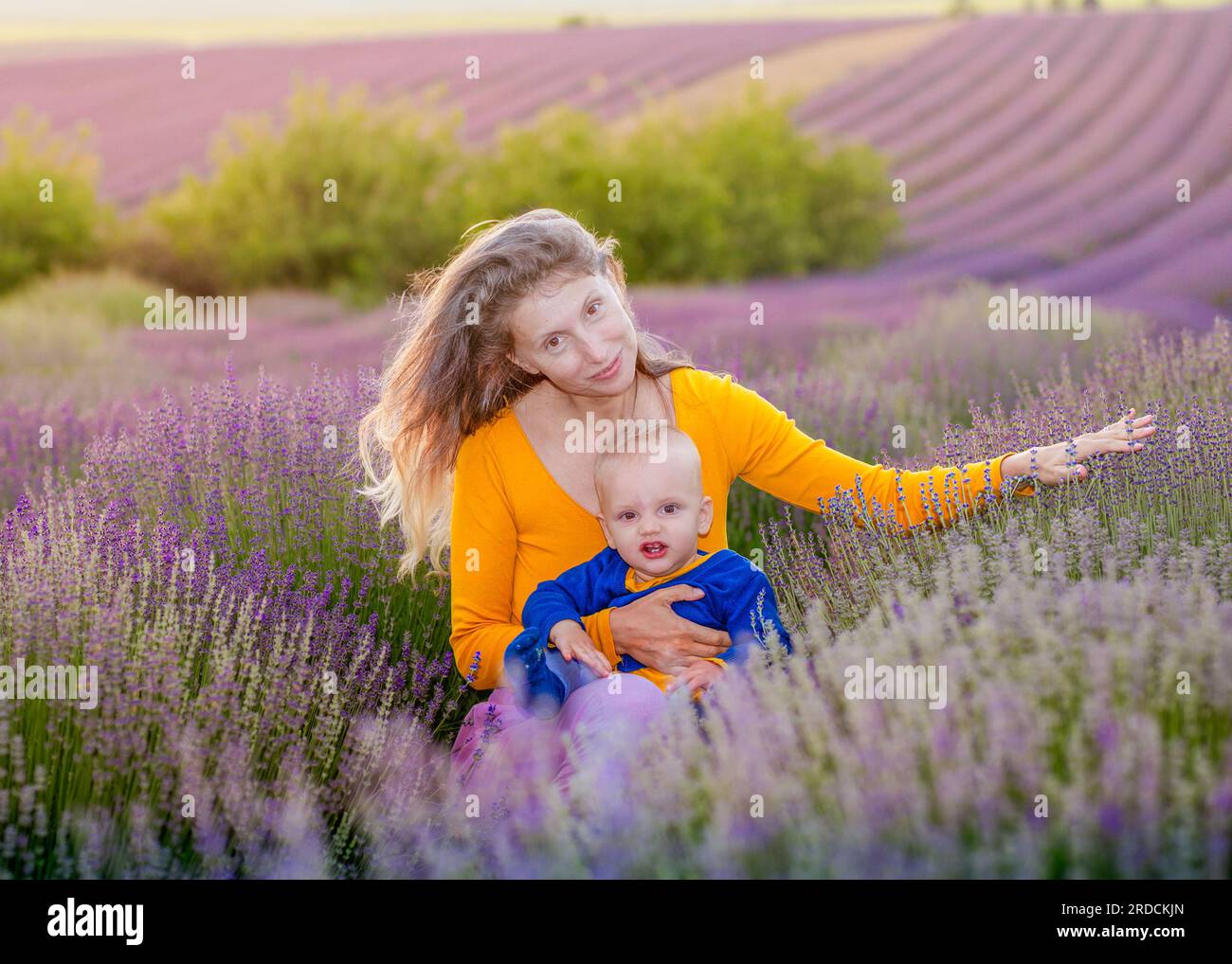 Mature and beautiful mom did a photo shoot in the lavender field and ...
