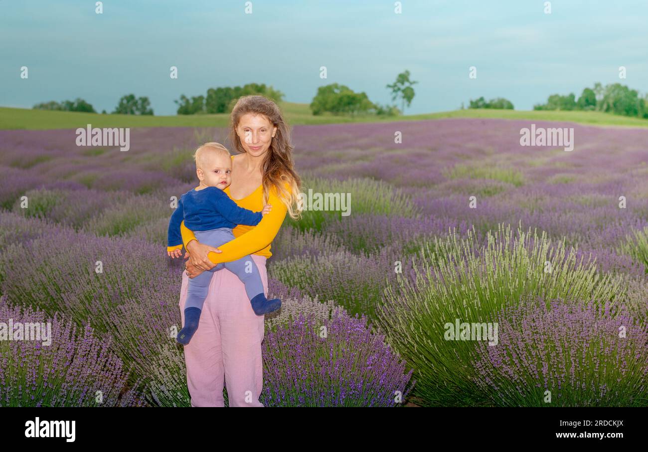 Mature and beautiful mom did a photo shoot in the lavender field and ...