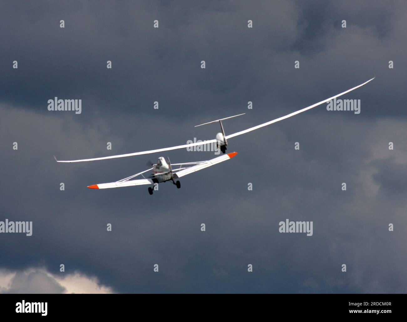 A glider being towed into the sky by a Piper Pawnee glider tug at a ...