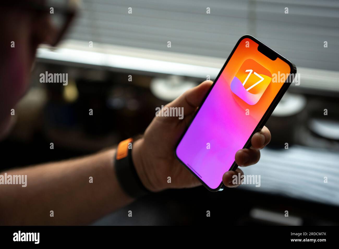 Ios 17 operating system hi-res stock photography and images - Alamy