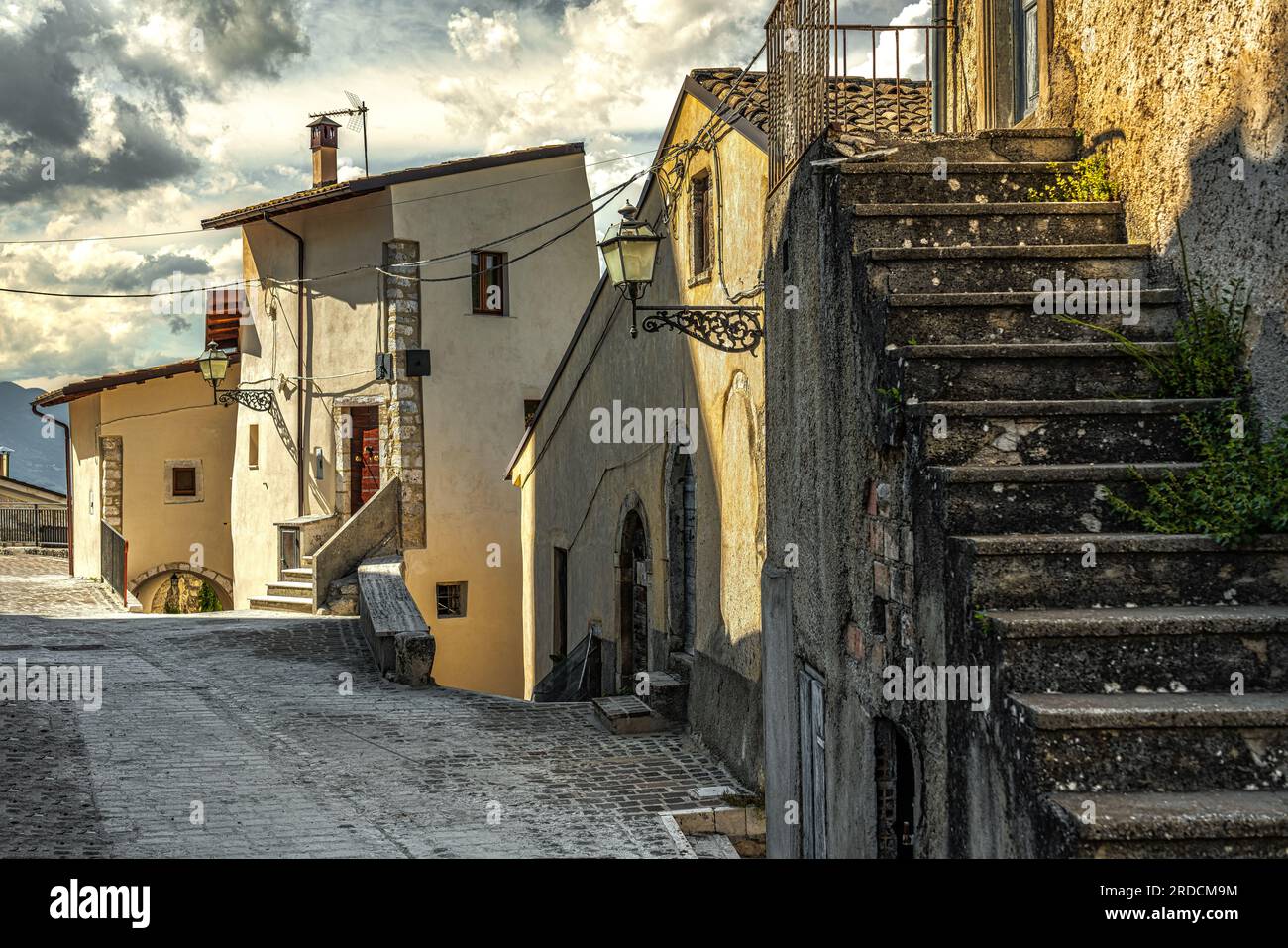 Glimpses of alleys, stairways, arcades, decorations, arches and houses ...