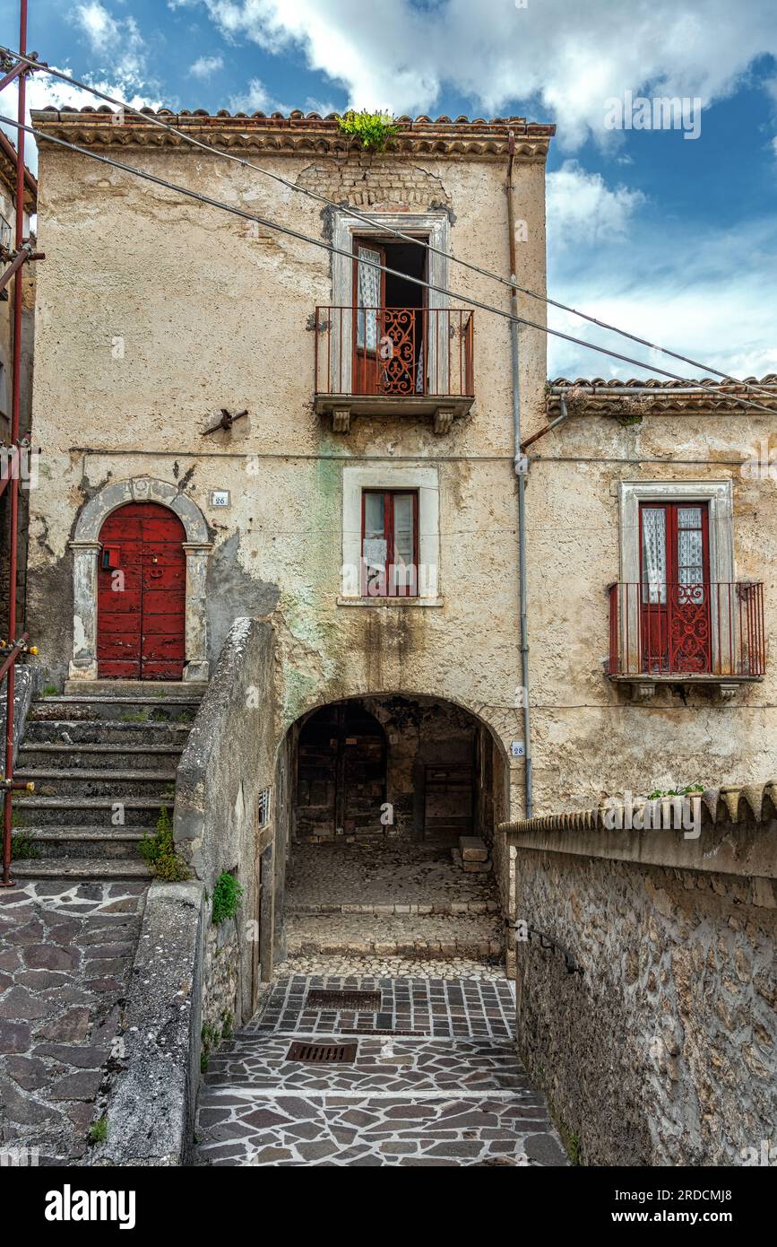 Glimpses of alleys, stairways, arcades, decorations, arches and houses ...