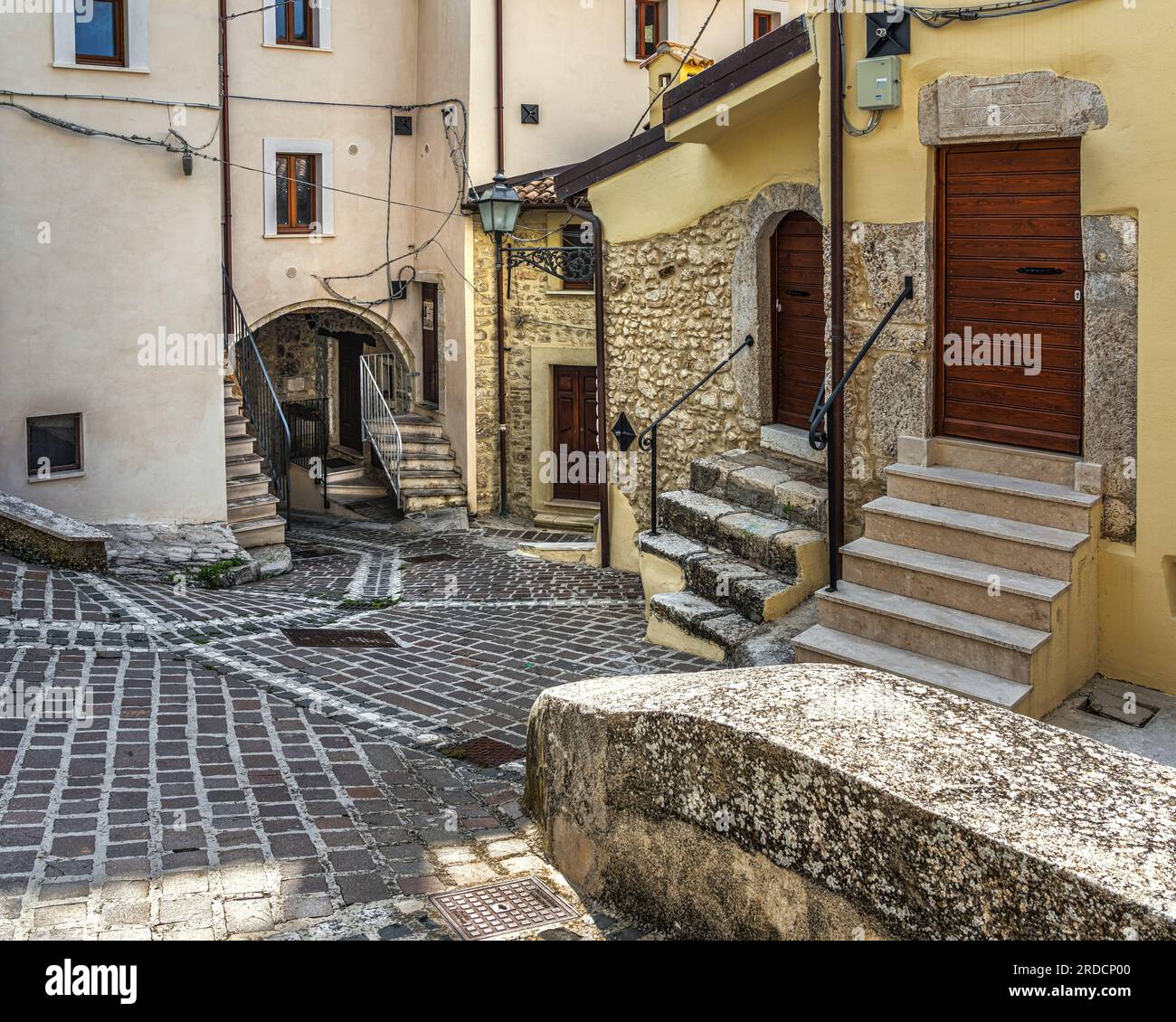 Glimpses of alleys, stairways, arcades, decorations, arches and houses ...