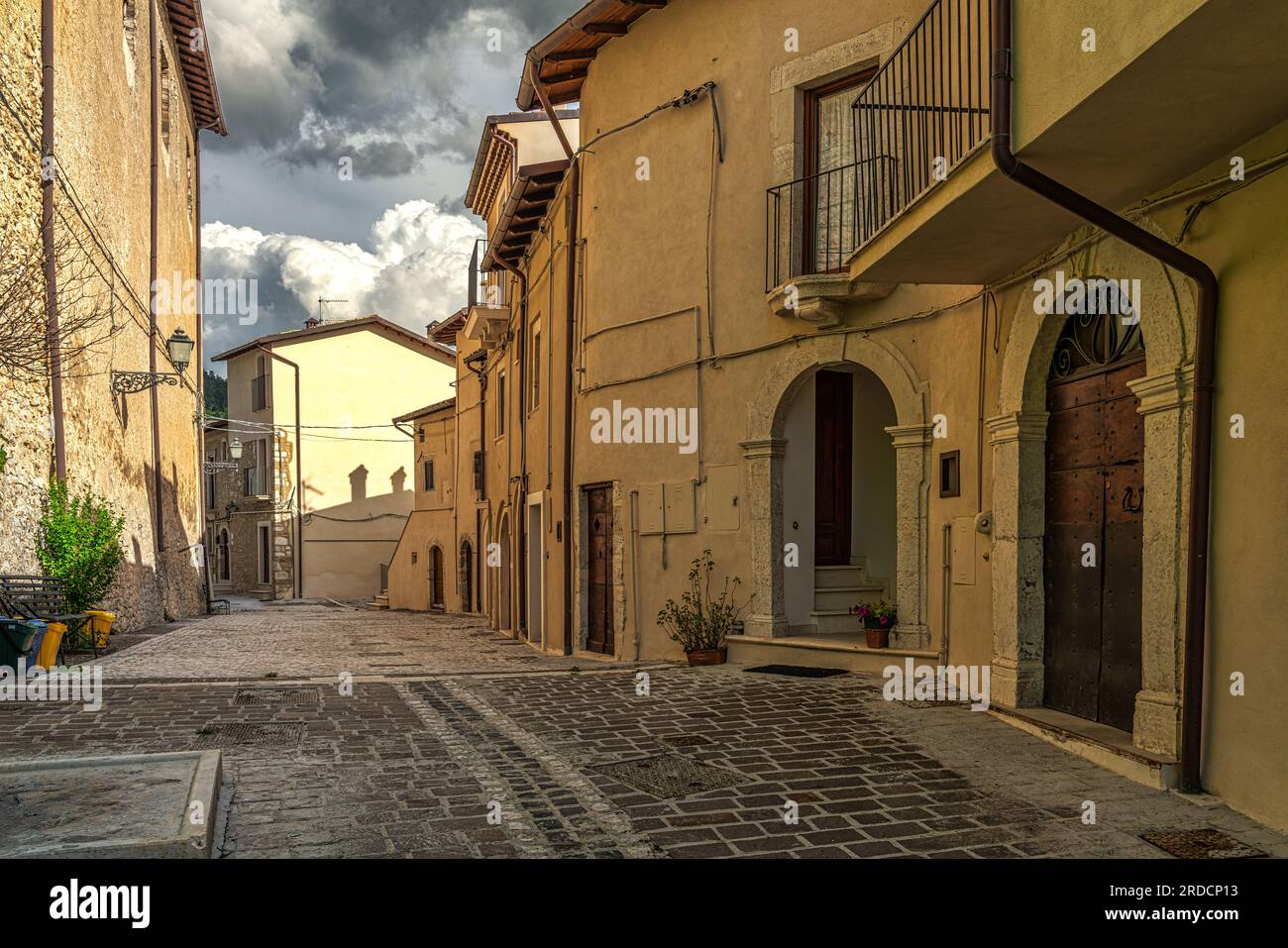 Glimpses of alleys, stairways, arcades, decorations, arches and houses ...