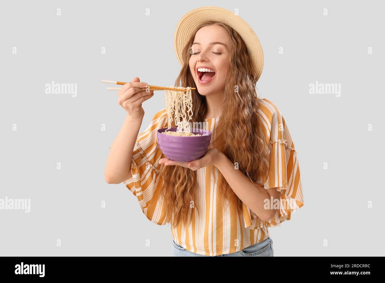Woman eating noodles traditional japanese hi-res stock photography and ...
