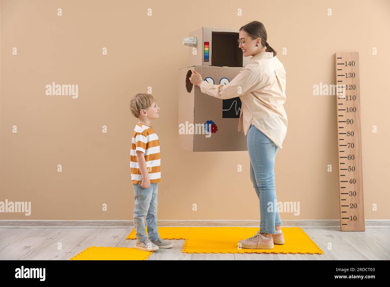Cardboard robot hi-res stock photography and images - Alamy
