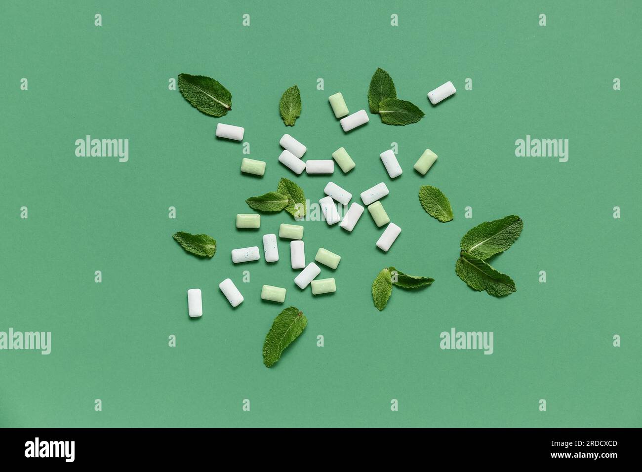 Fresh chewing gums with mint on green background Stock Photo - Alamy
