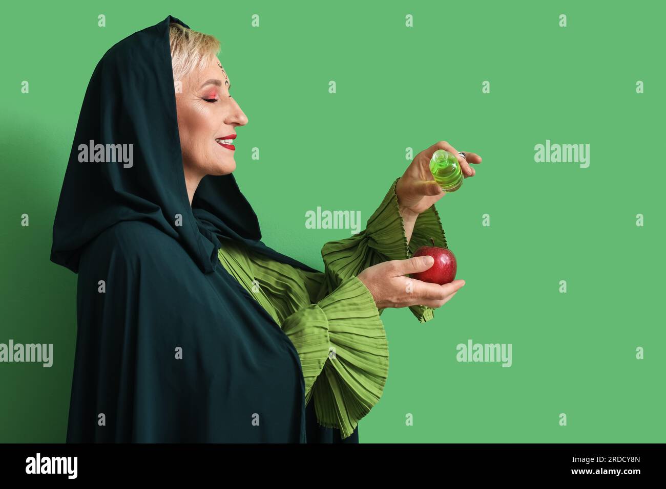 Witch with apple hi-res stock photography and images - Alamy