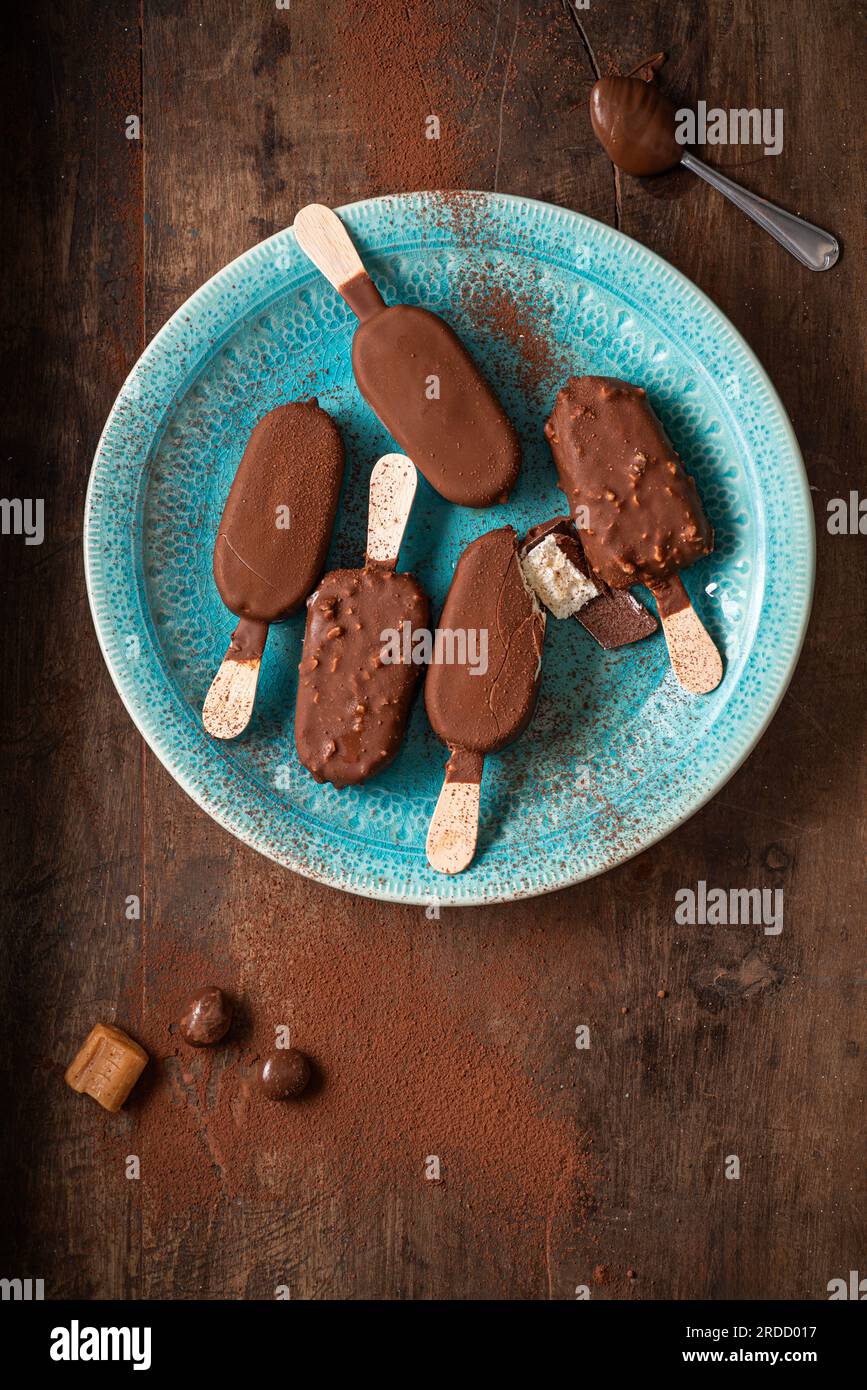 Bar of artisanal chocolate hi-res stock photography and images - Alamy