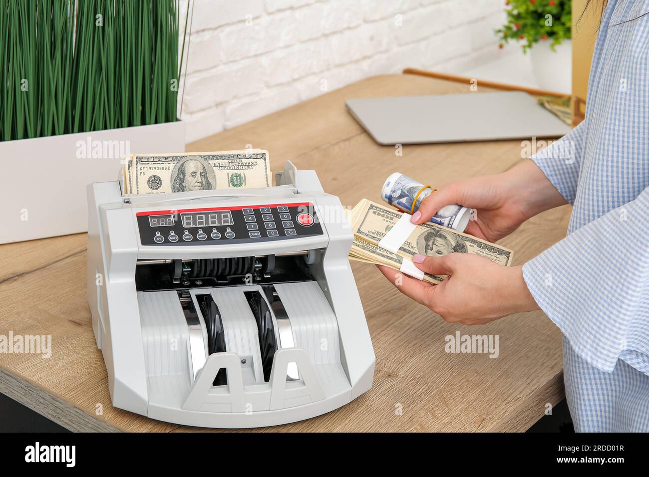 Cash money counting in automatic hi-res stock photography and images ...