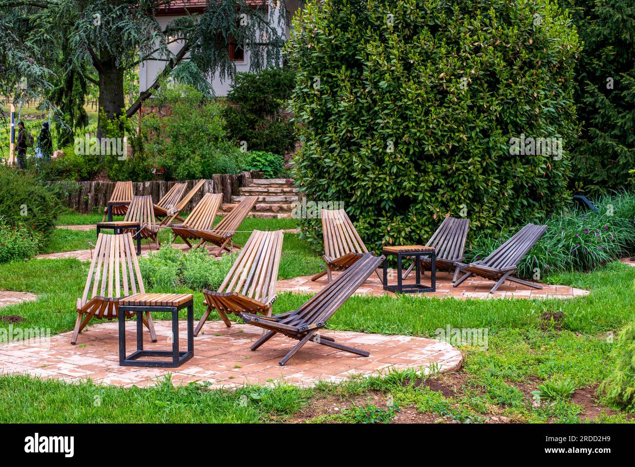 Empty chairs in a park. Serene yard with chairs Stock Photo - Alamy