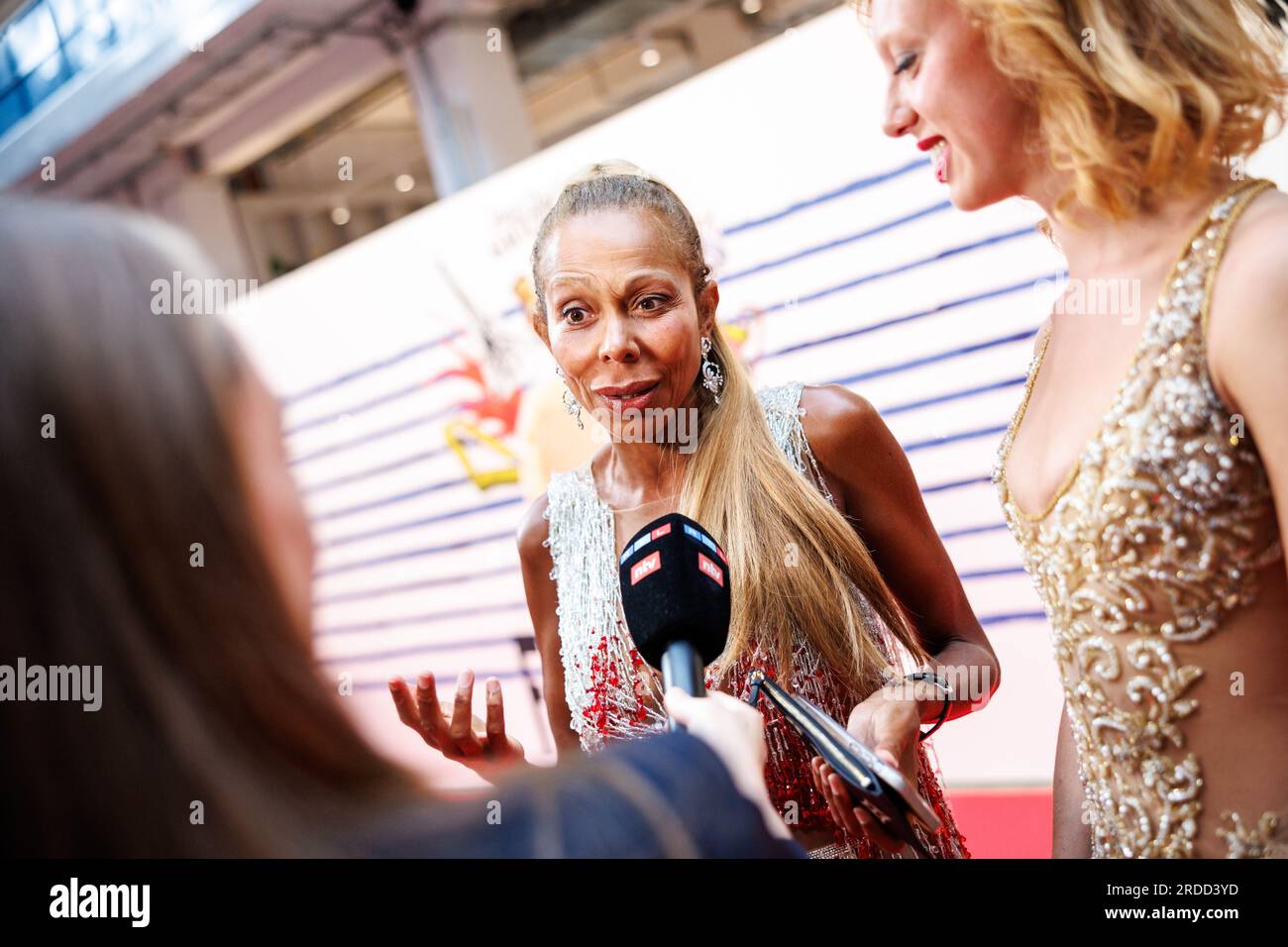 Munich, Germany. 20th July, 2023. Angela Ermakova (l) gives an ...