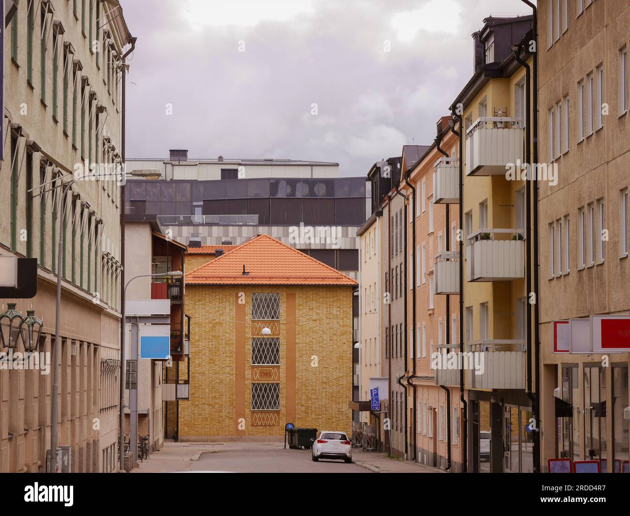 Narrow alley surrounded buildings hi-res stock photography and images ...