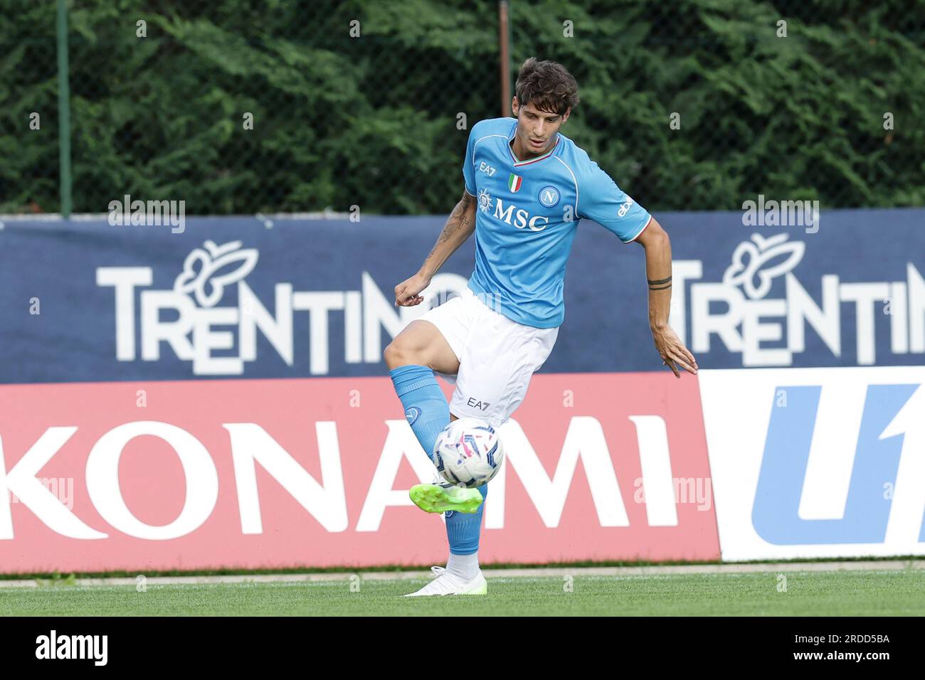 SSC Napoli's Italian midfielder Alessandro Zanoli controls the ball ...