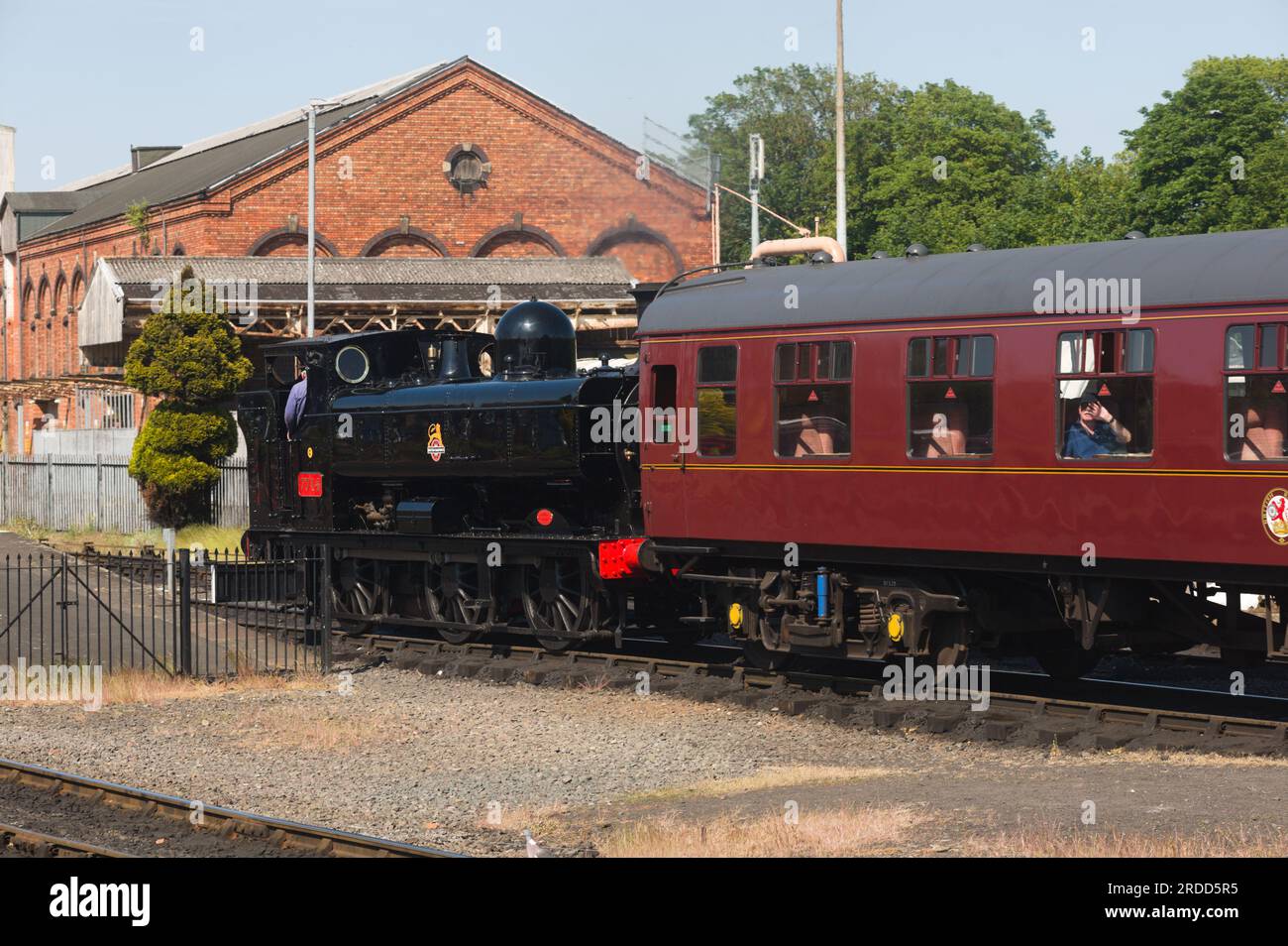 7714 GWR Pannier tank engine arrives at Kidderminster with a passenger ...