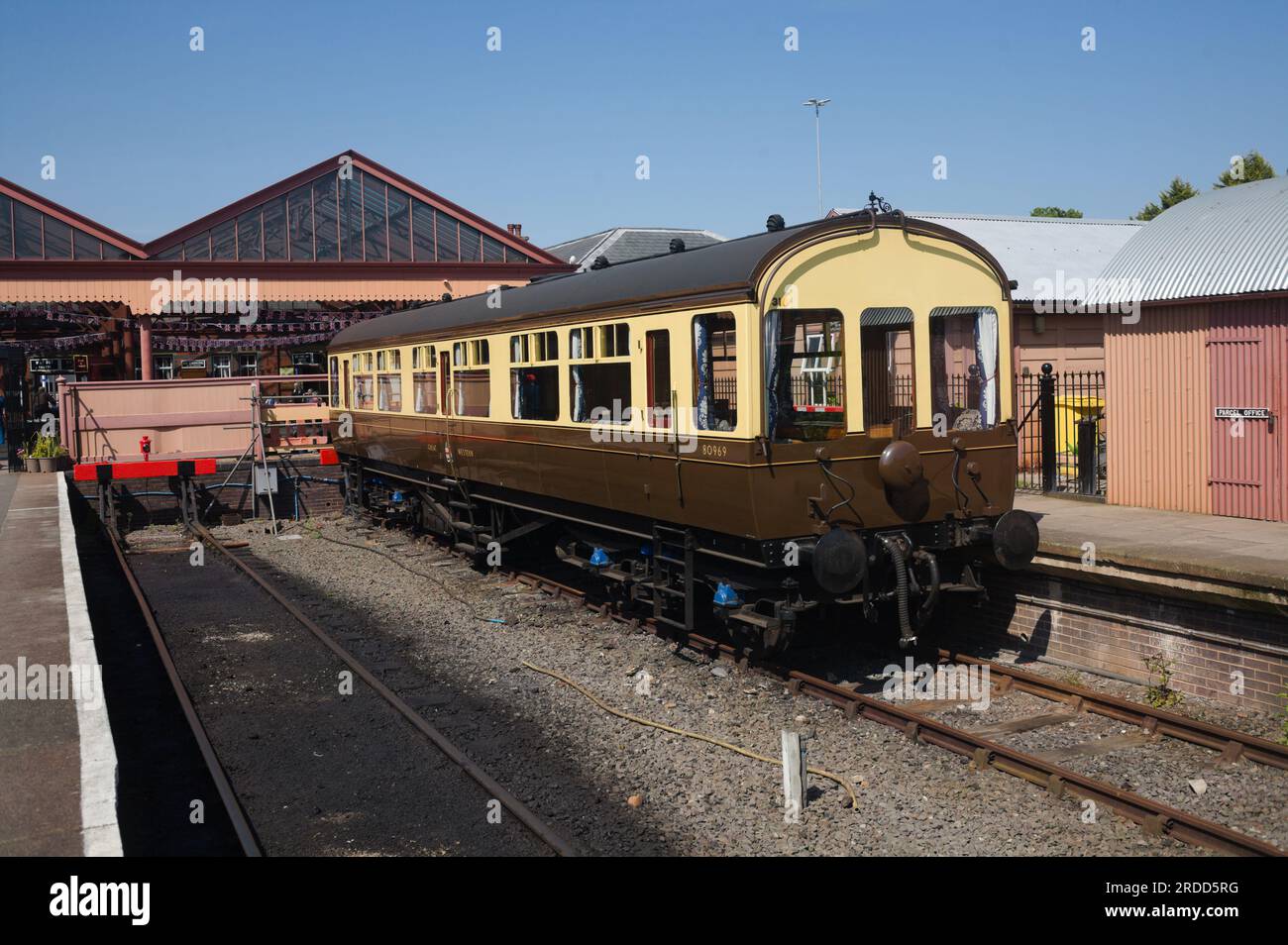 Observation saloon 80969 in GWR livery at Kidderminster station on the ...