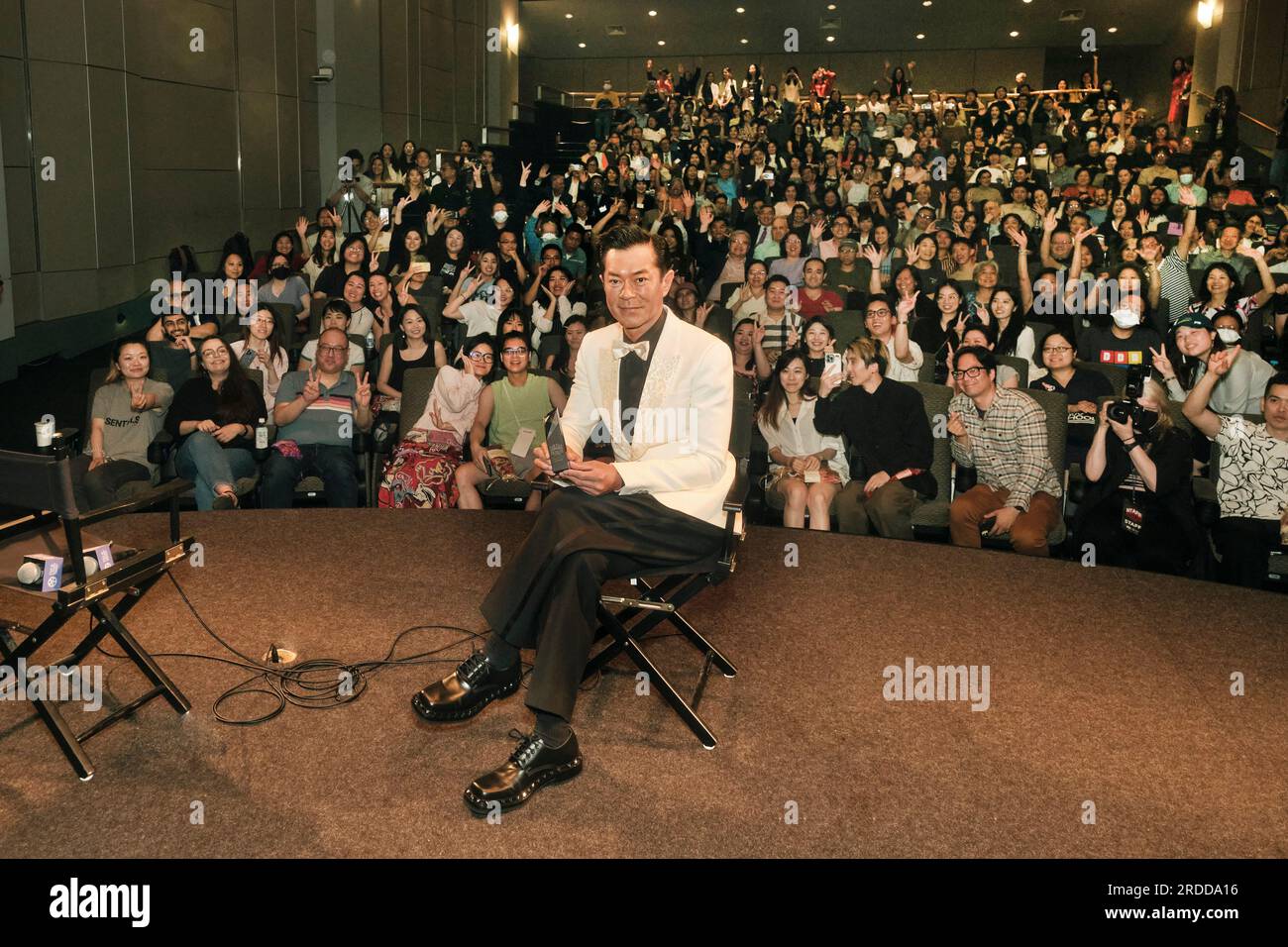 (230720) -- NEW YORK, July 20, 2023 (Xinhua) -- Actor Louis Koo poses for a group photo with ...