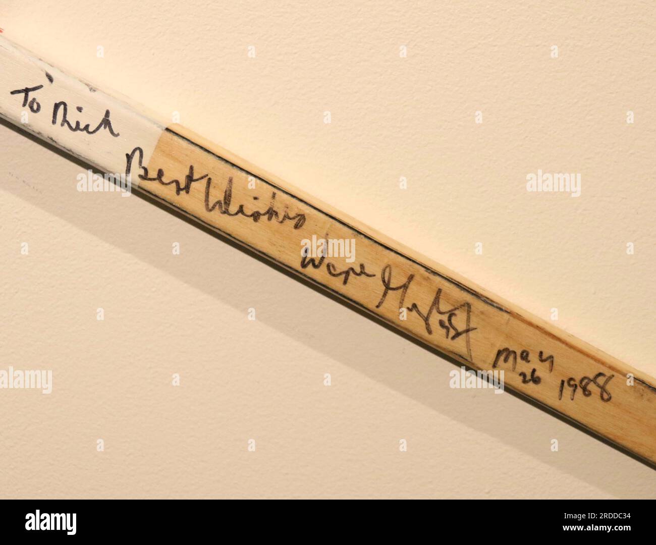 Wayne gretzky hockey stick hi-res stock photography and images - Alamy
