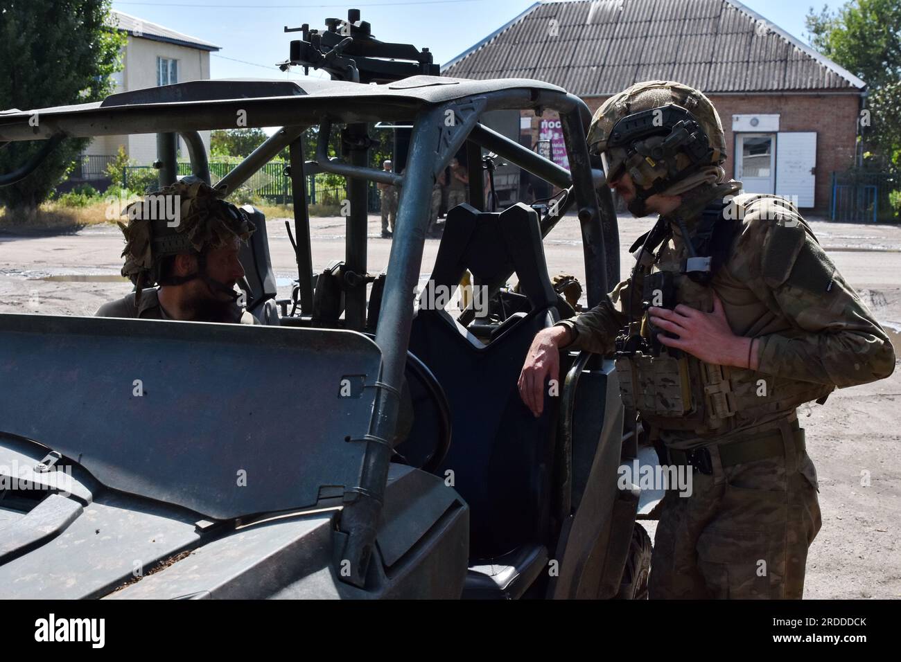 Ukrainian army soldiers prepare to drive towards the frontline on a ...
