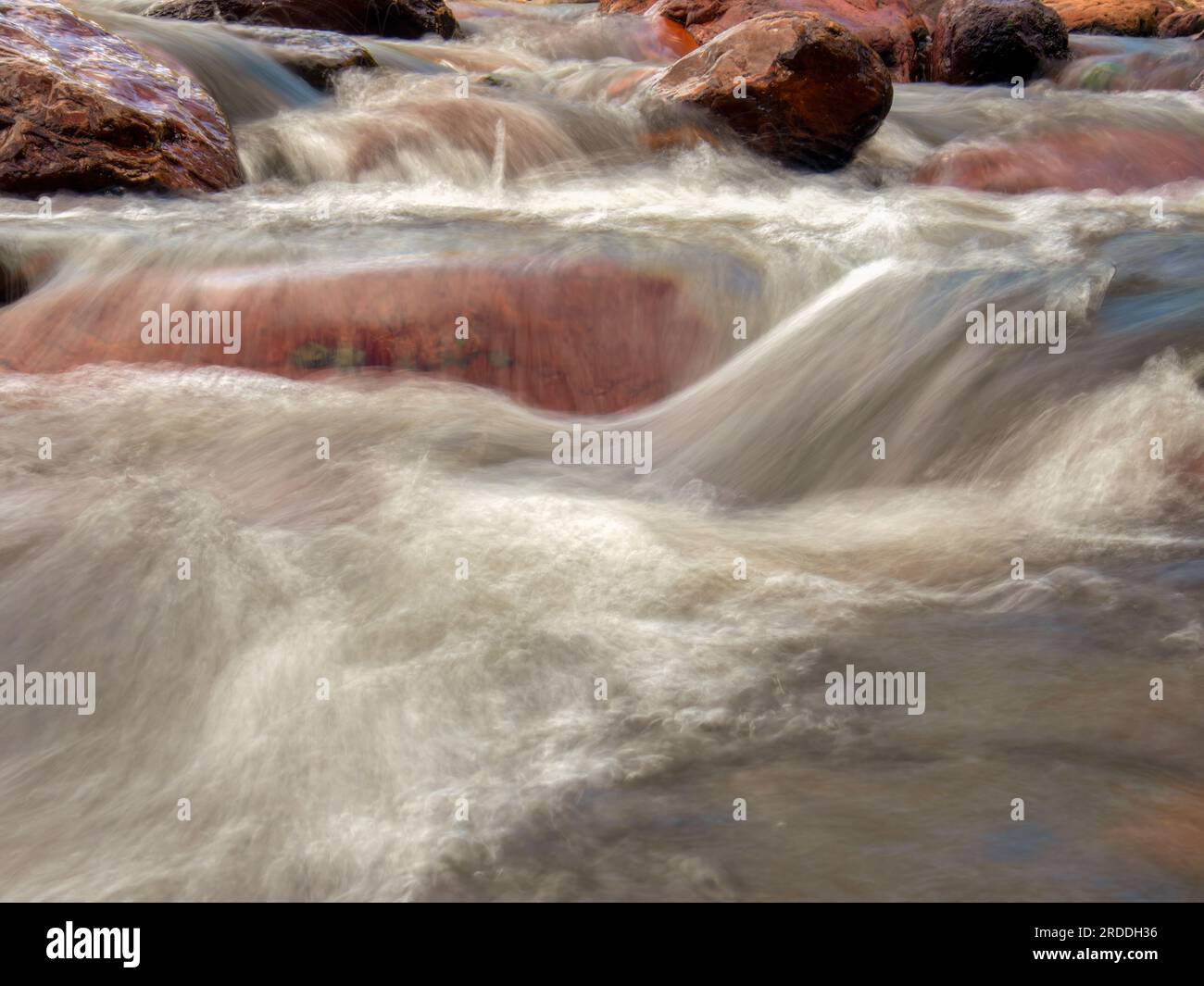 Long-exposure photography of the stream an the rocks of the El Valle ...