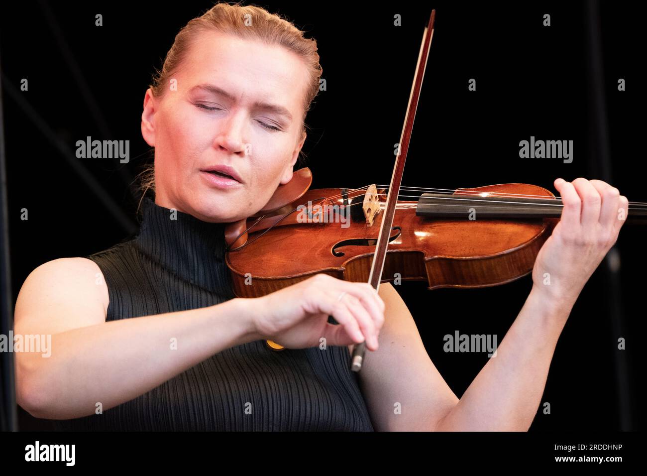 Cheshire. UK, 20/07/2023, Violonist Mari Samuelsen performing ...