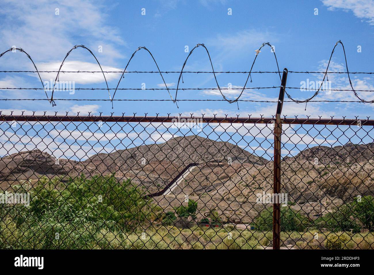 El paso border fence hi-res stock photography and images - Alamy