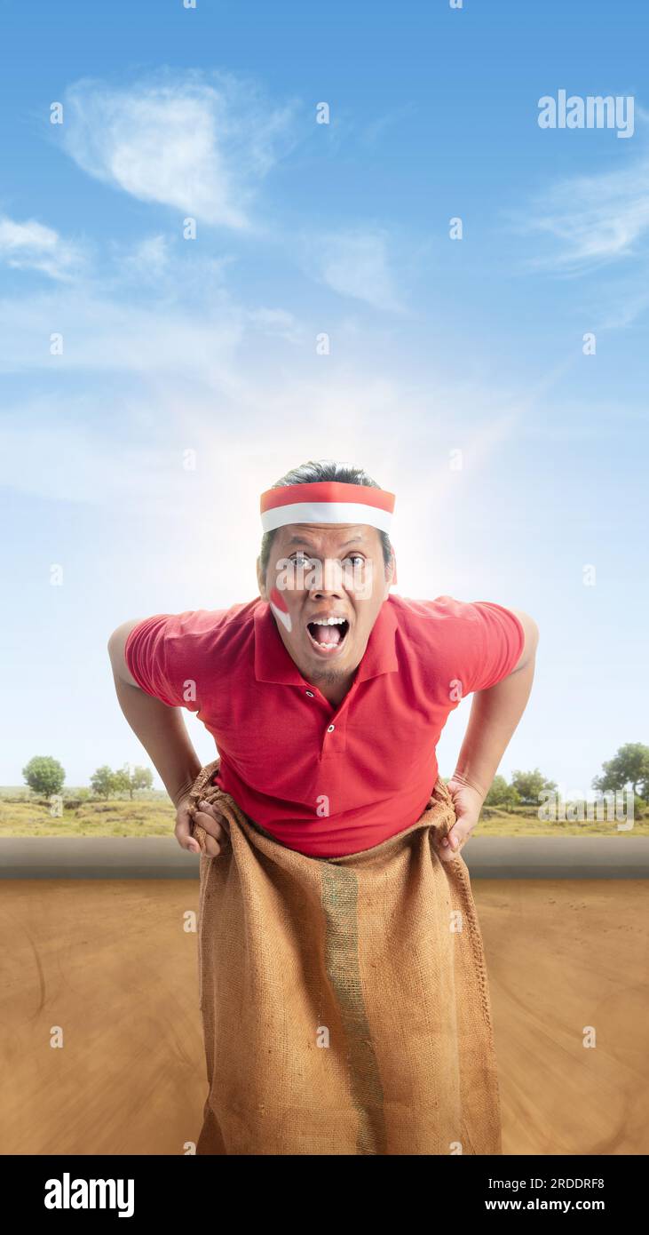 Indonesian men celebrate Indonesian independence day on 17 August with ...