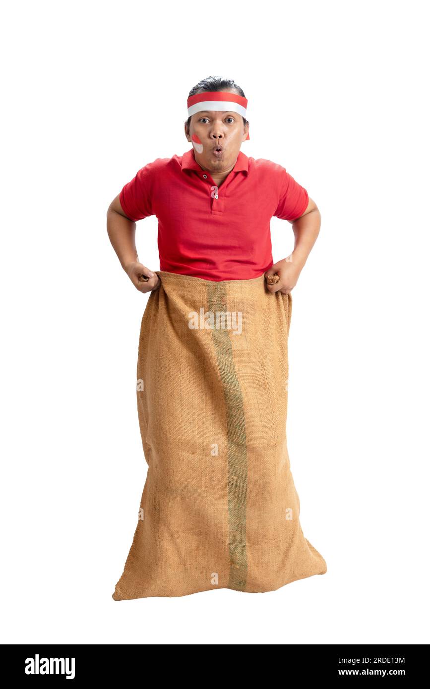 Indonesian men celebrate Indonesian independence day on 17 August with ...