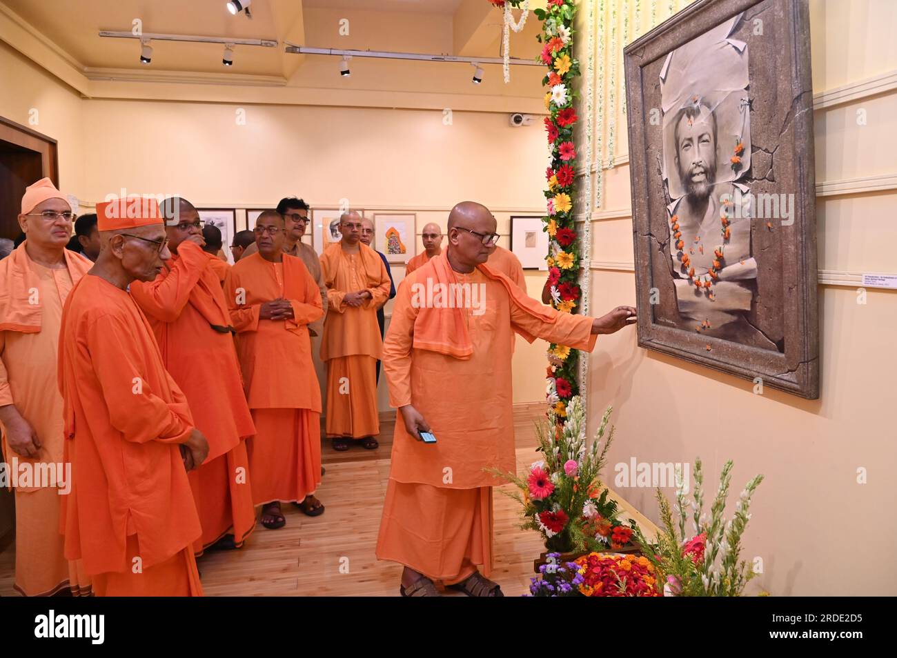 Kolkata, India. 19th July, 2023. Sadhus are seeing a portrait of Shree ...