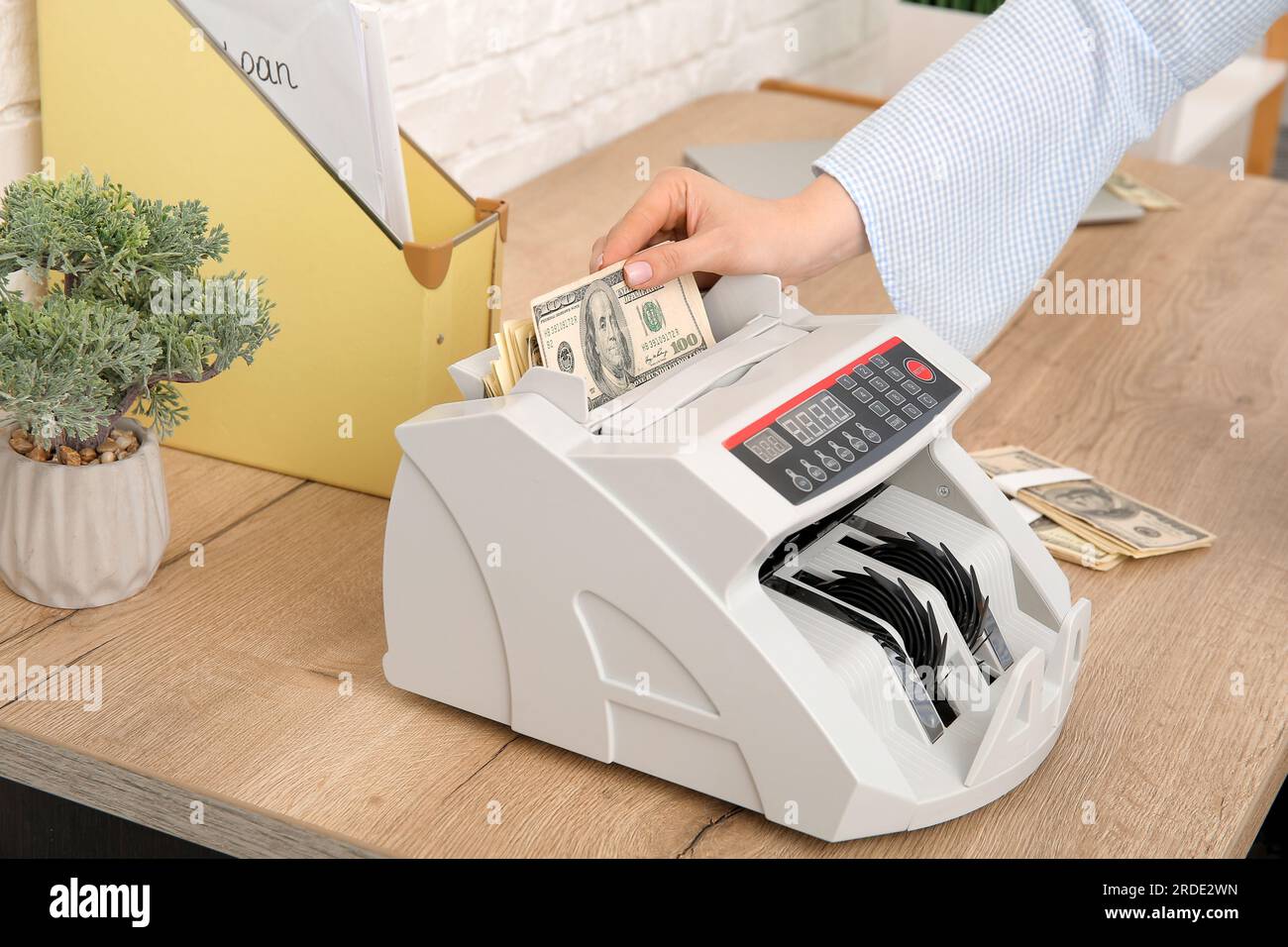 Woman counting cash in counter hi-res stock photography and images - Alamy