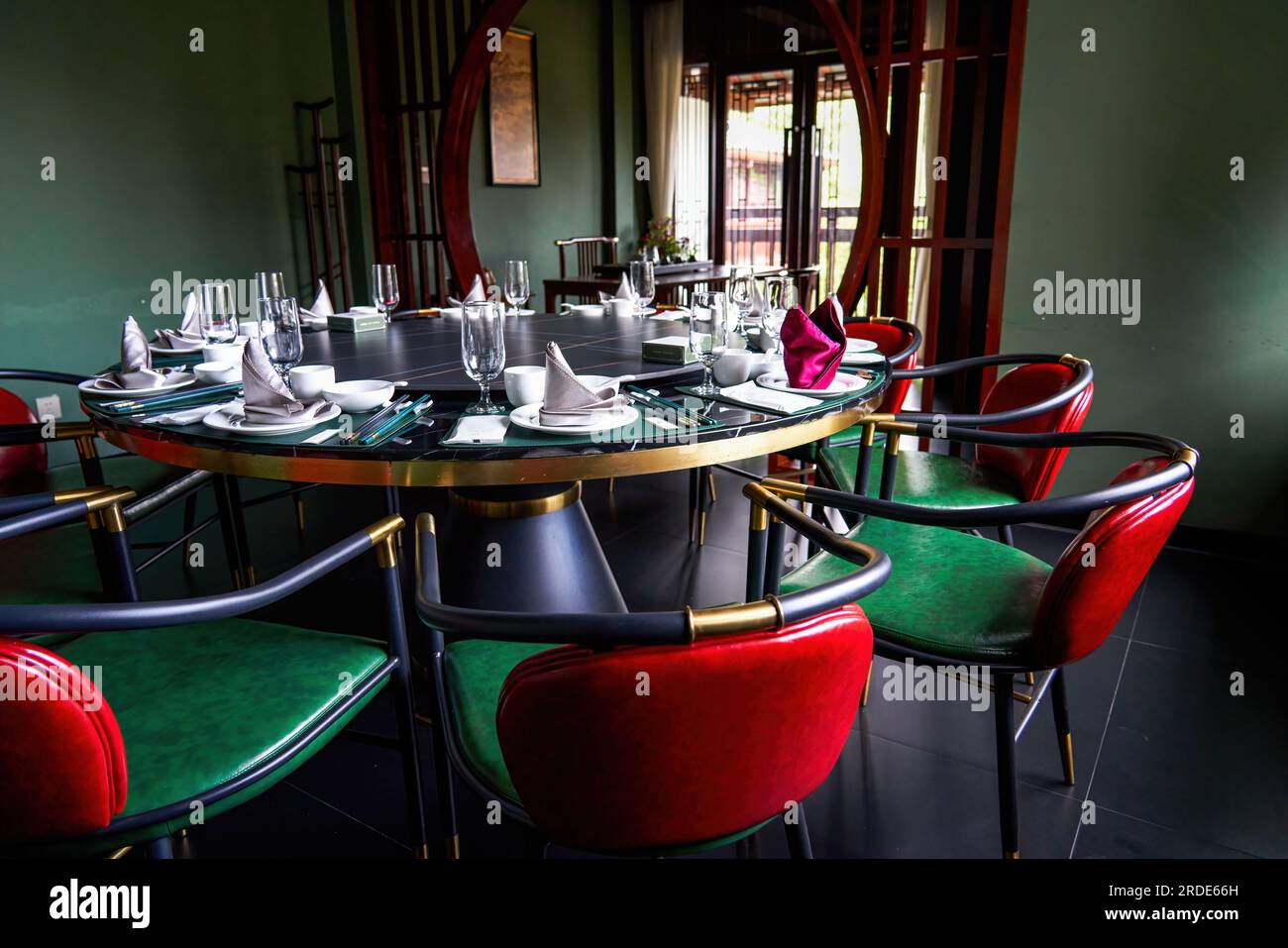 Interior dining room of luxury Chinese restaurant Stock Photo - Alamy