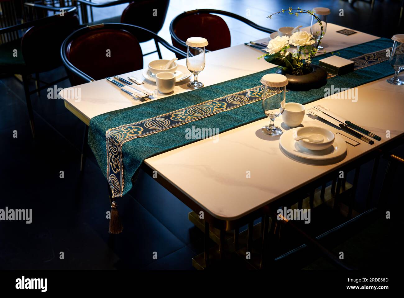 Interior dining room of luxury Chinese restaurant Stock Photo - Alamy