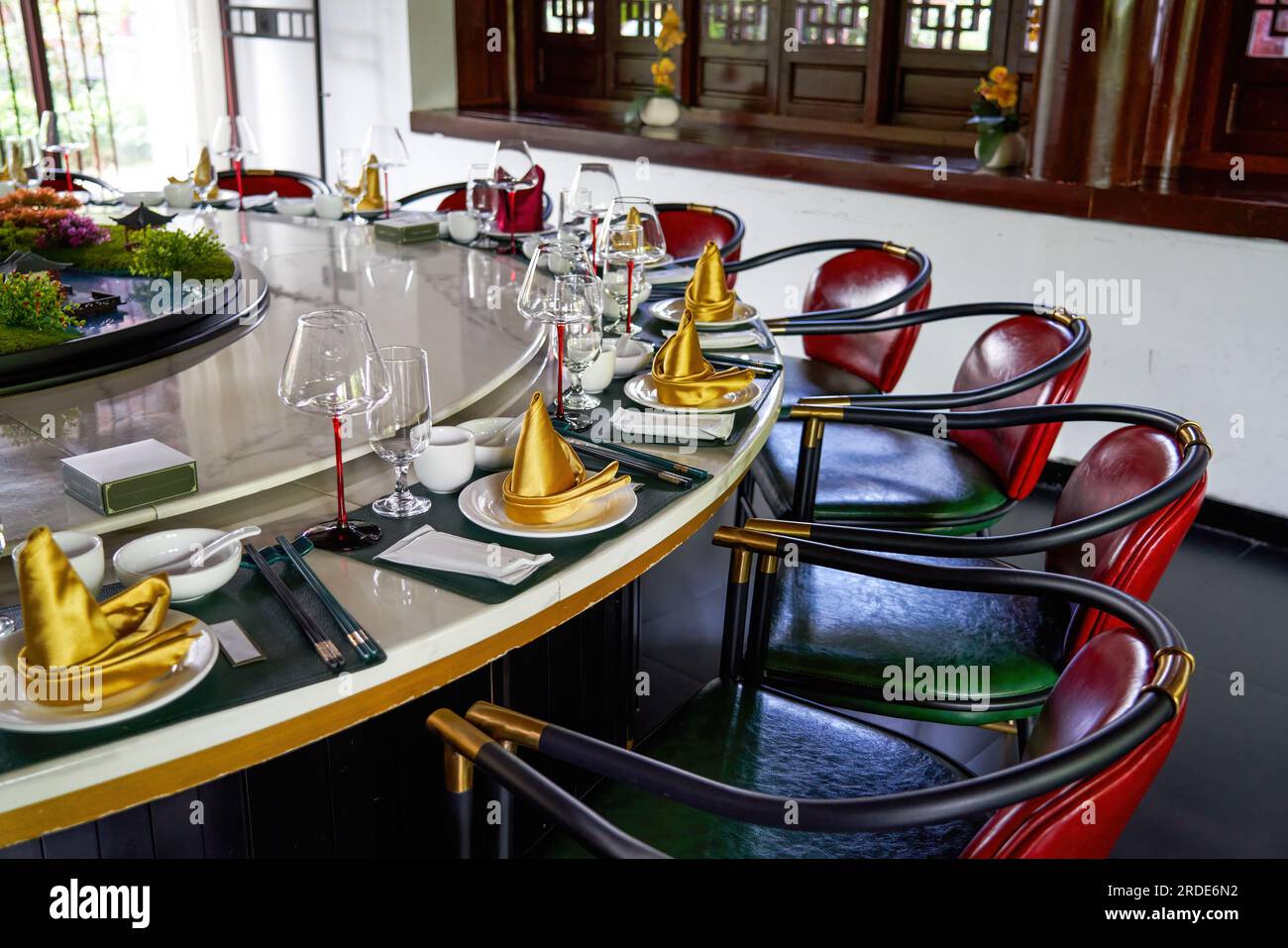 Interior dining room of luxury Chinese restaurant Stock Photo - Alamy