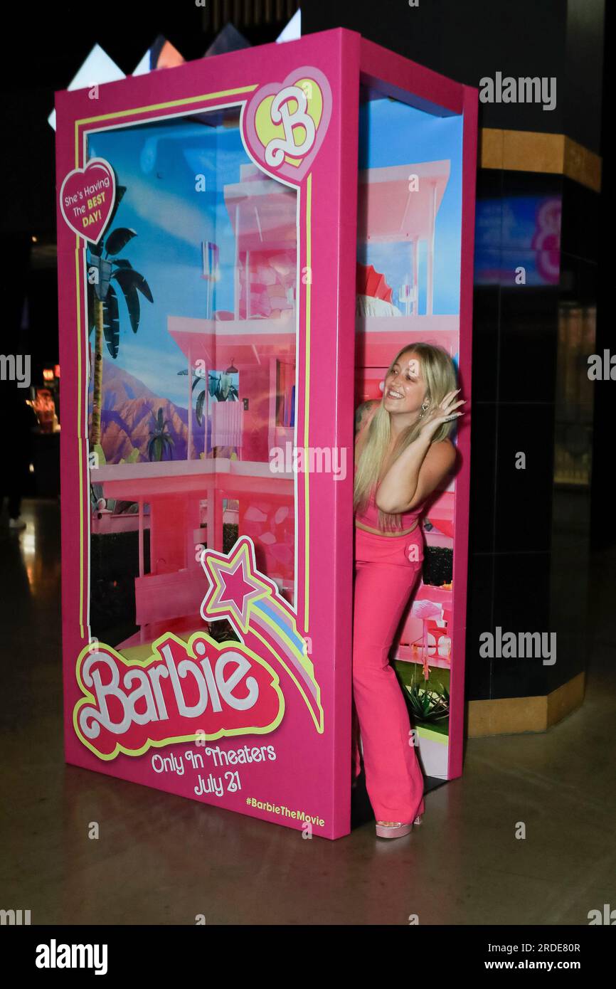 Niña barbie hi-res stock photography and images - Alamy