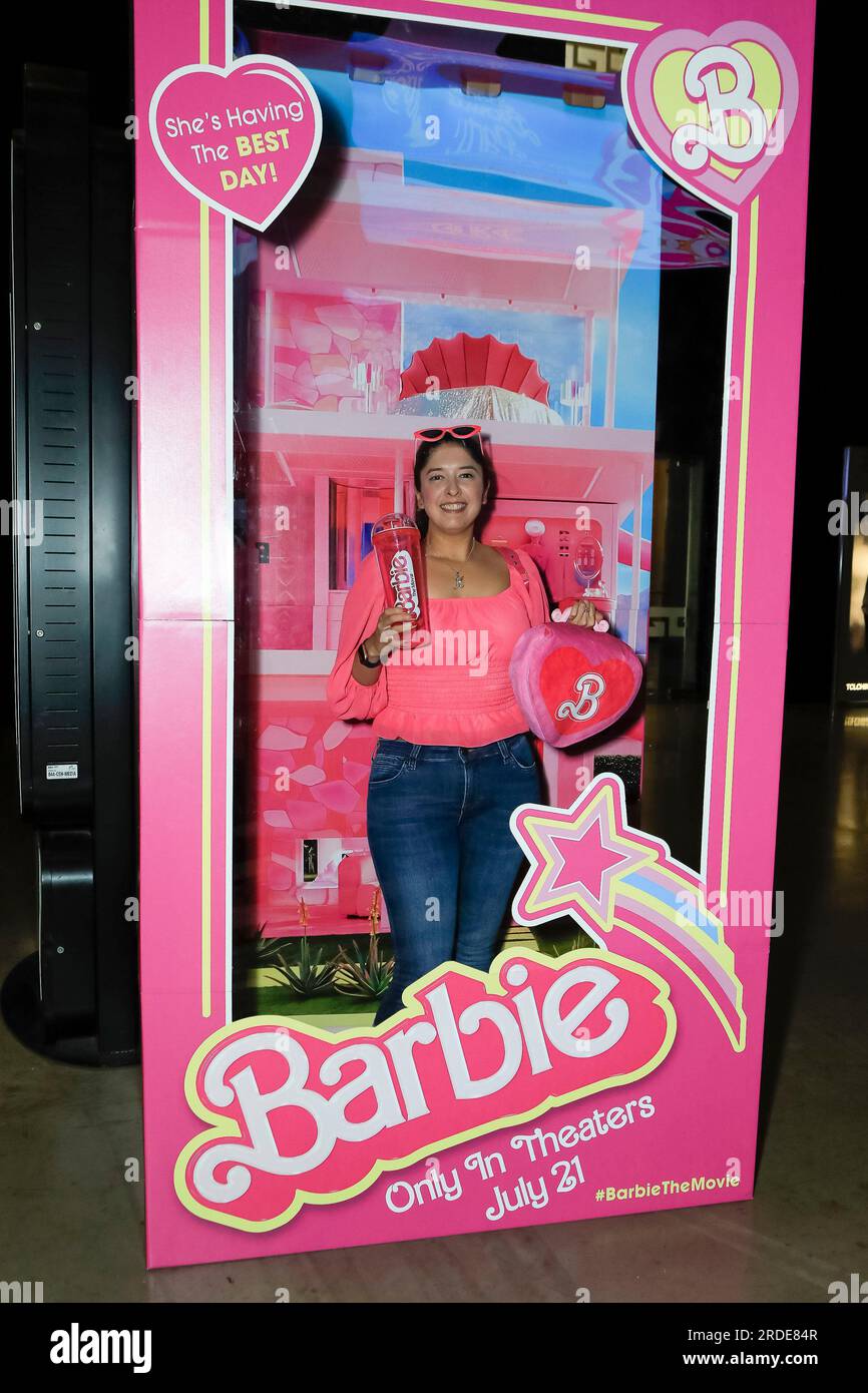 Niña barbie hi-res stock photography and images - Alamy