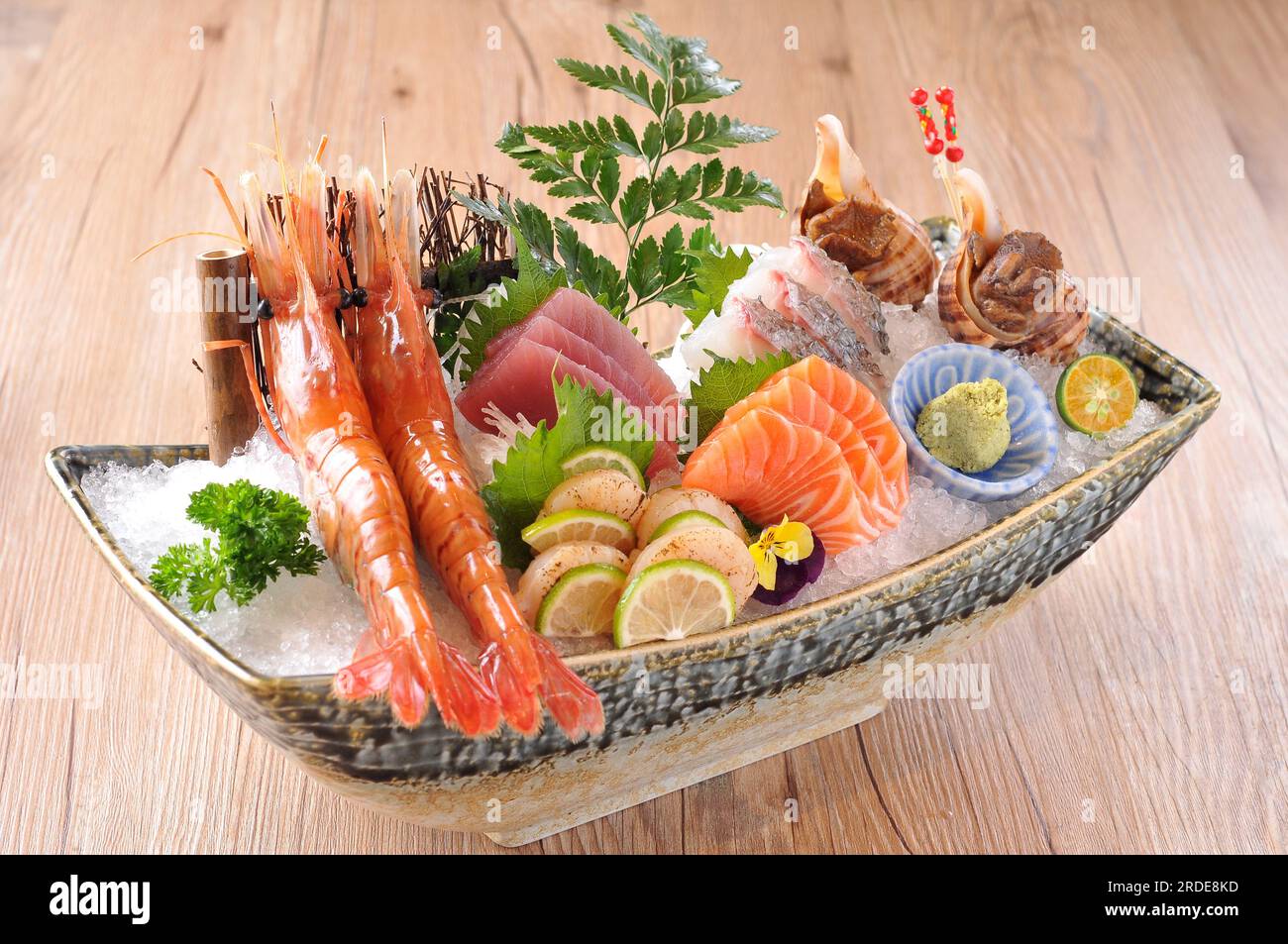 authentic japanese sashimi platter ，fresh sashimi set on ice, Japanese ...