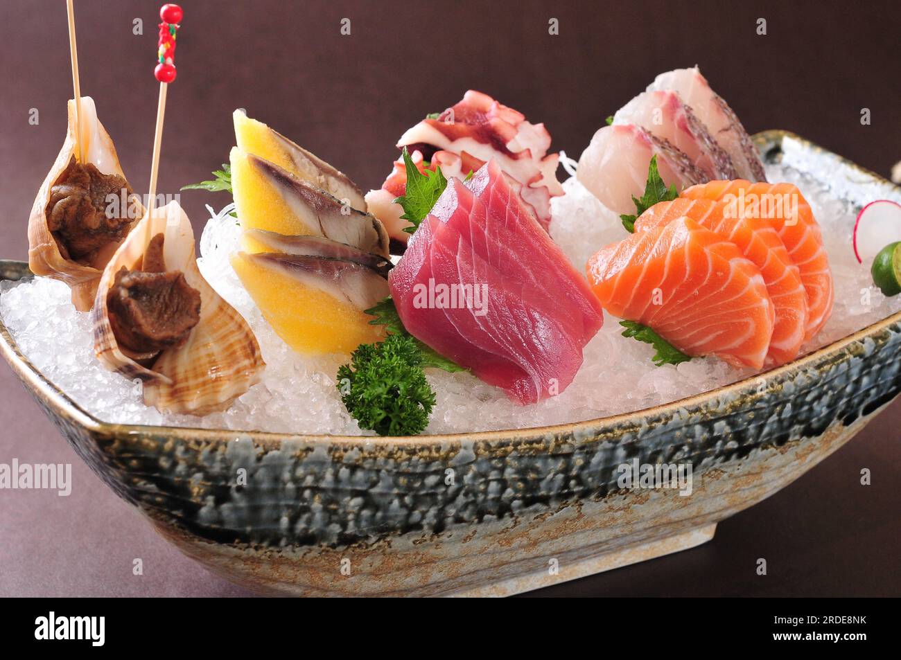 authentic japanese sashimi platter ，fresh sashimi set on ice, Japanese ...