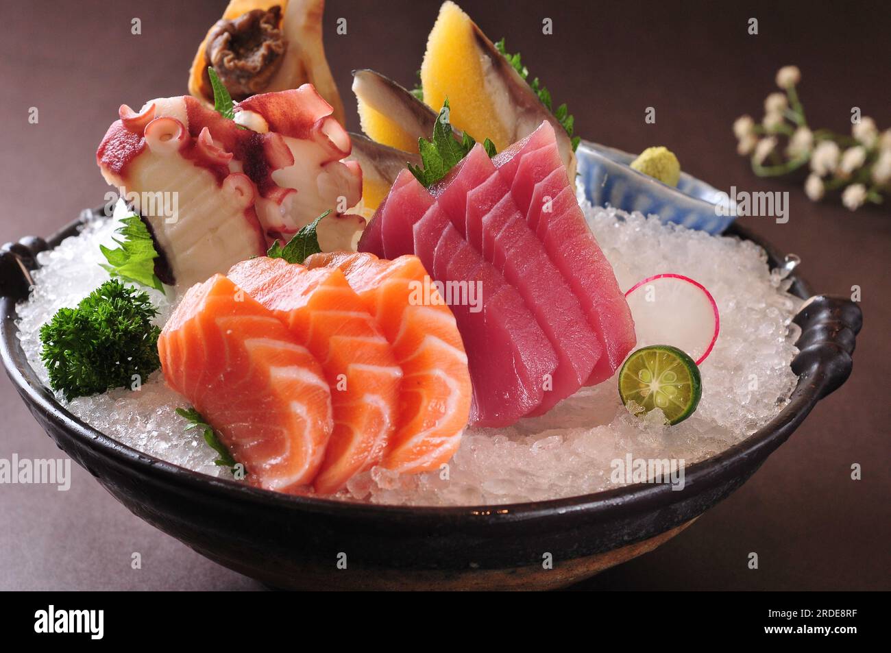 authentic japanese sashimi platter ，fresh sashimi set on ice, Japanese ...