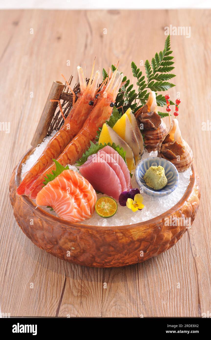 authentic japanese sashimi platter ，fresh sashimi set on ice, Japanese ...