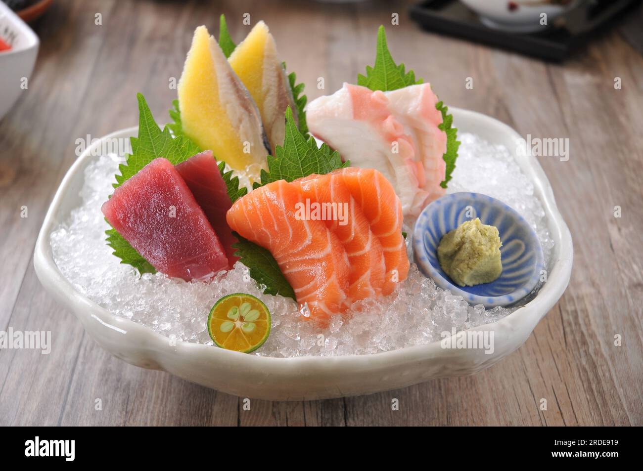 authentic japanese sashimi platter ，fresh sashimi set on ice, Japanese ...