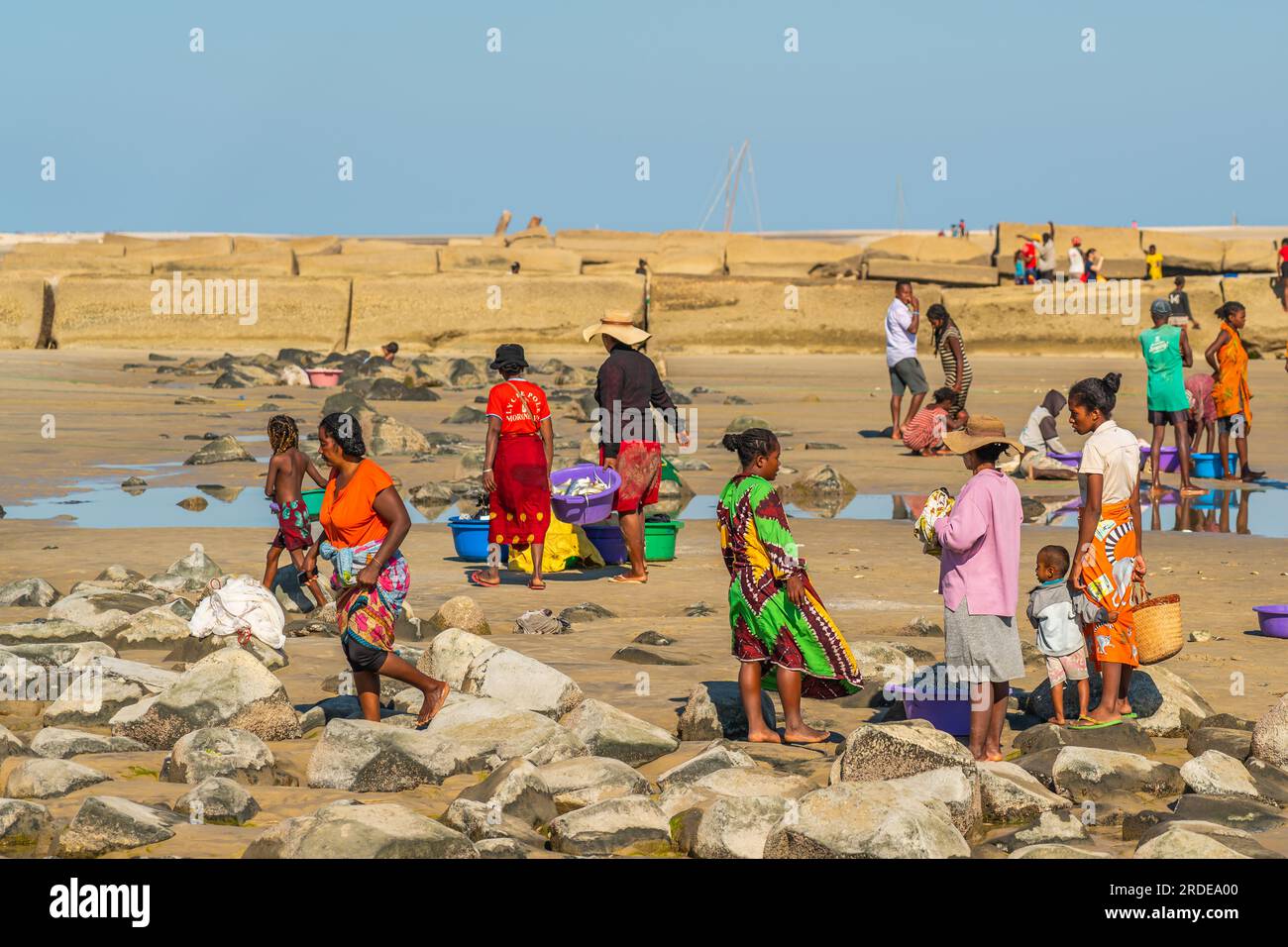 Madagascar native people fishing hi-res stock photography and images ...