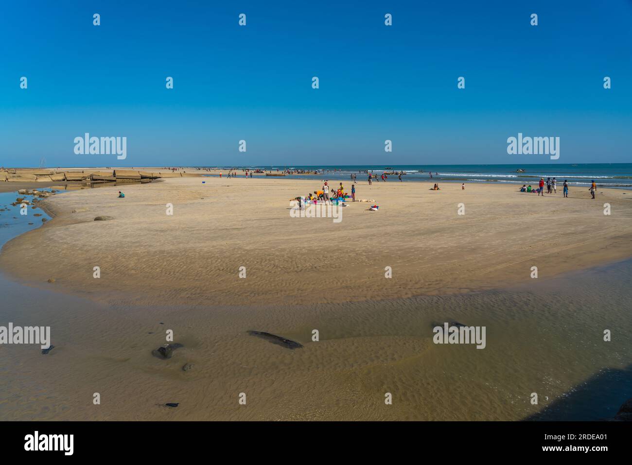 Madagascar native people fishing hi-res stock photography and images ...