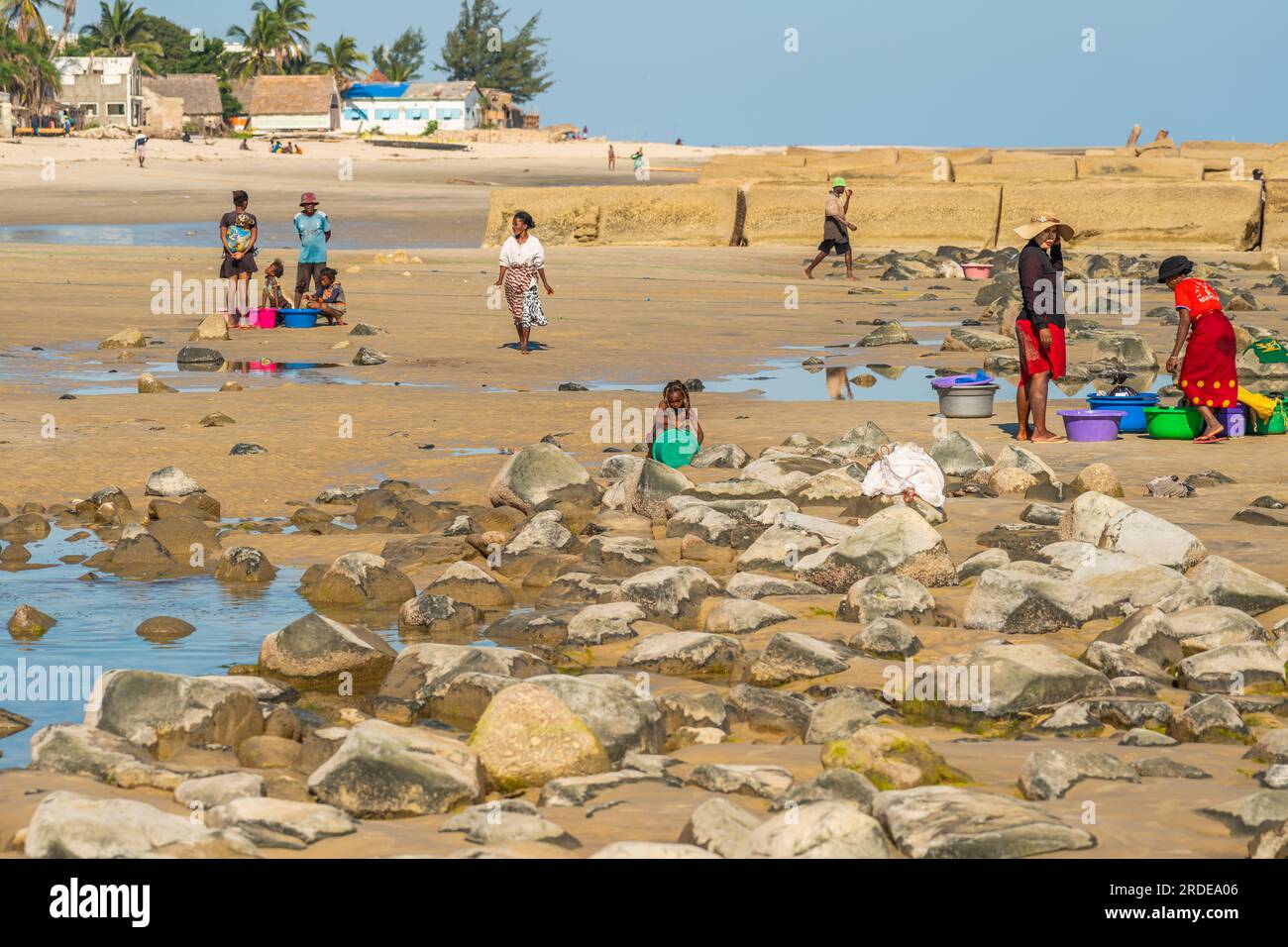 Madagascar native people fishing hi-res stock photography and images ...