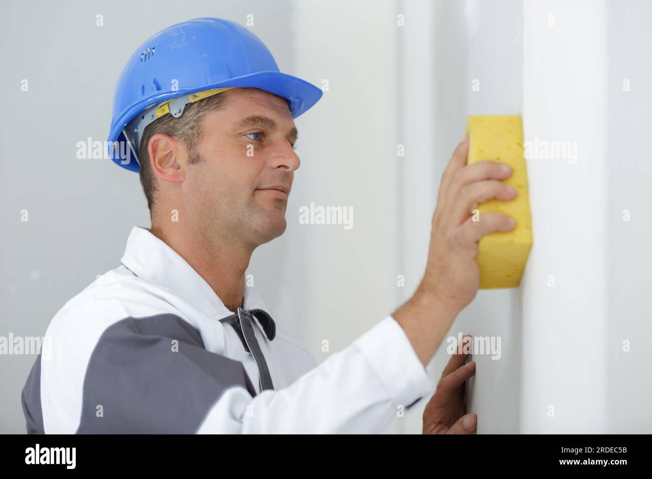 polishing plastered walls with sponge Stock Photo - Alamy