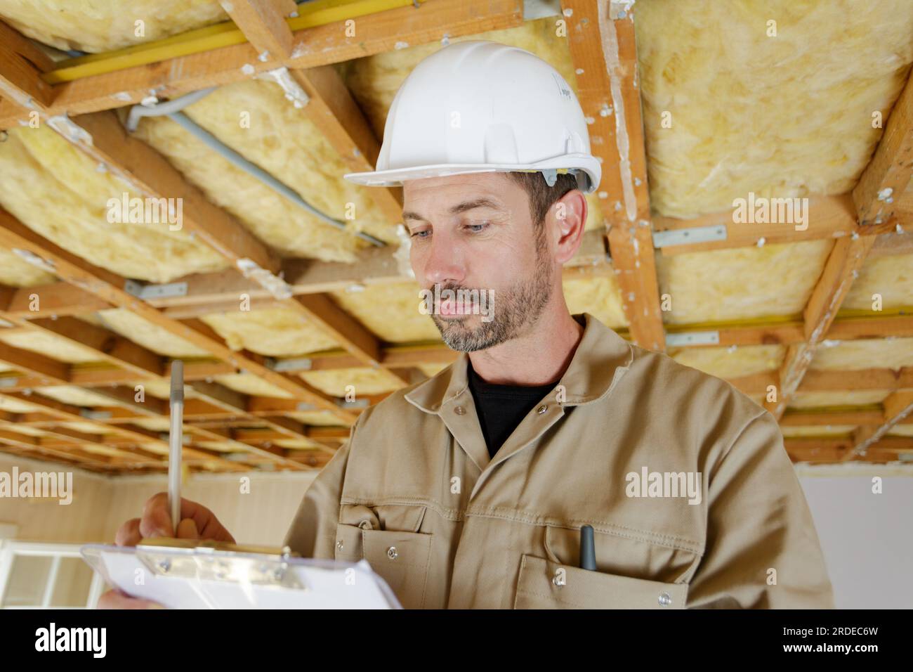 portrait of a modern builder with clipboard Stock Photo - Alamy
