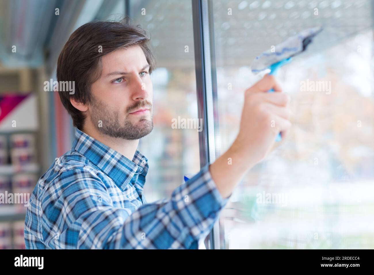 man removing dirt on the glass window using a squeegee Stock Photo - Alamy