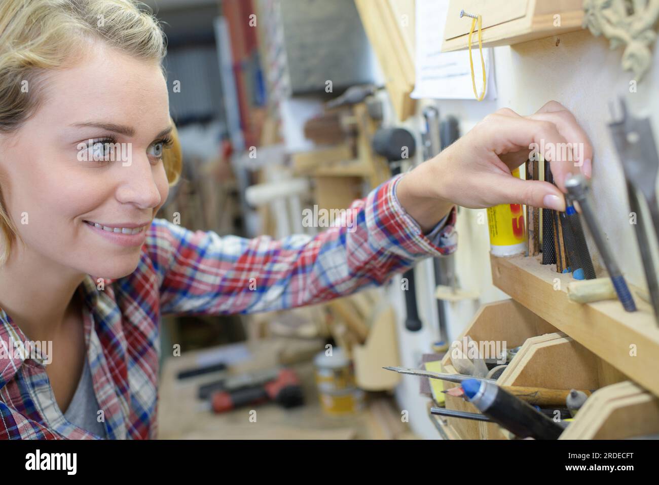 female carpenter in woodworking woodshop Stock Photo - Alamy